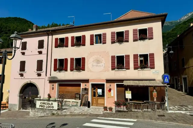 Commercial in vendita a Ferrara Di Monte Baldo • Wikicasa